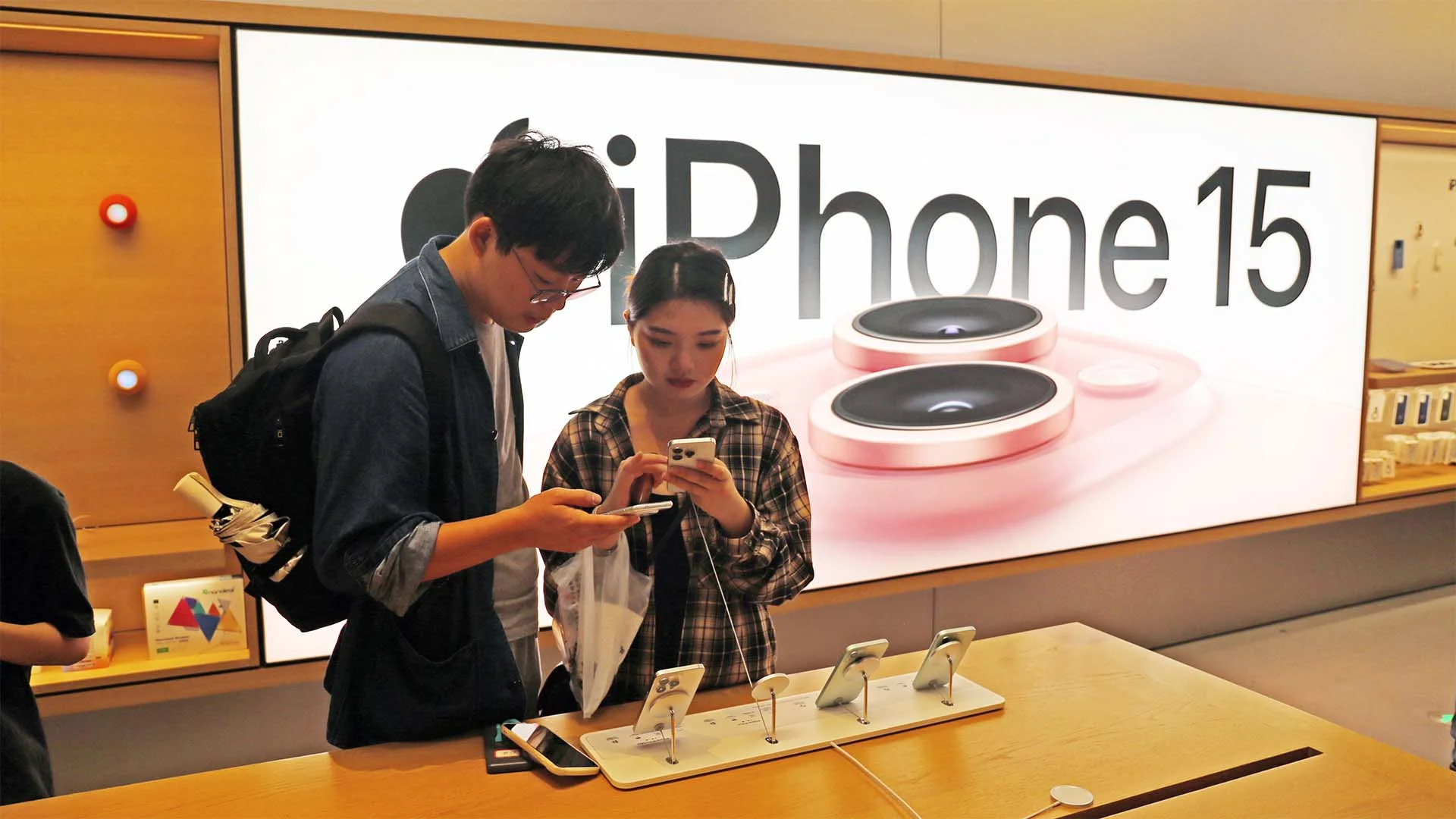 Apple Settles $490 Million Shareholder Lawsuit Over Falling China ...