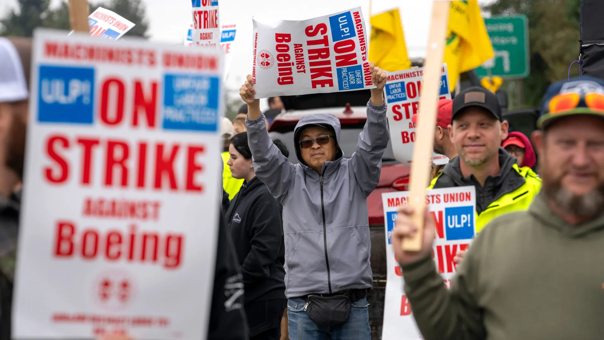 Boeing, Union Plan to Meet as Strikers Dig In