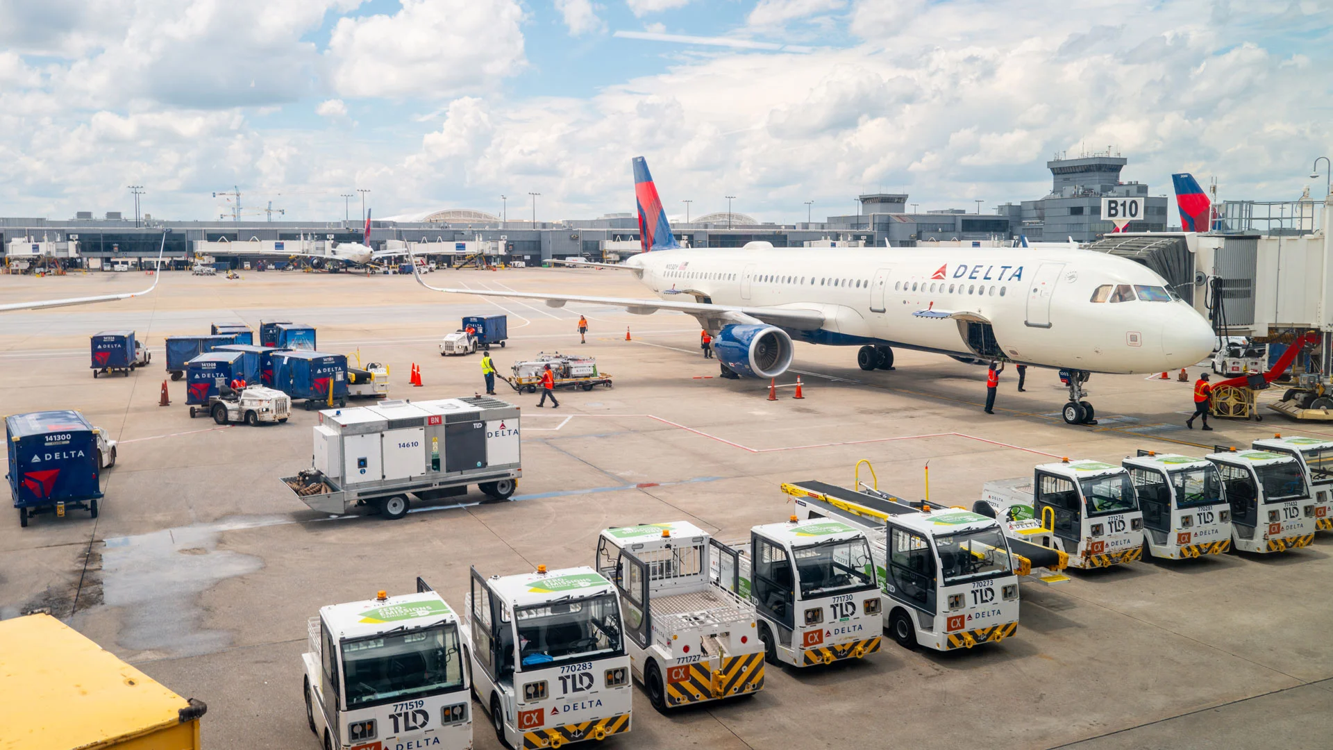 Delta Planes Collide on Atlanta Taxiway