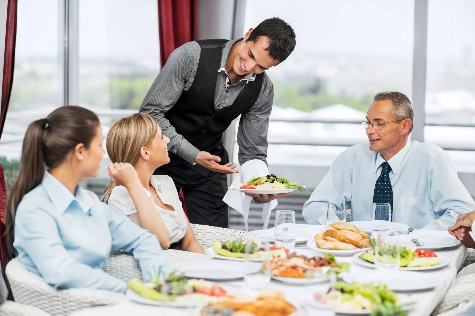 7 Brain Foods to Order If You're Eating Out for a Work Meeting