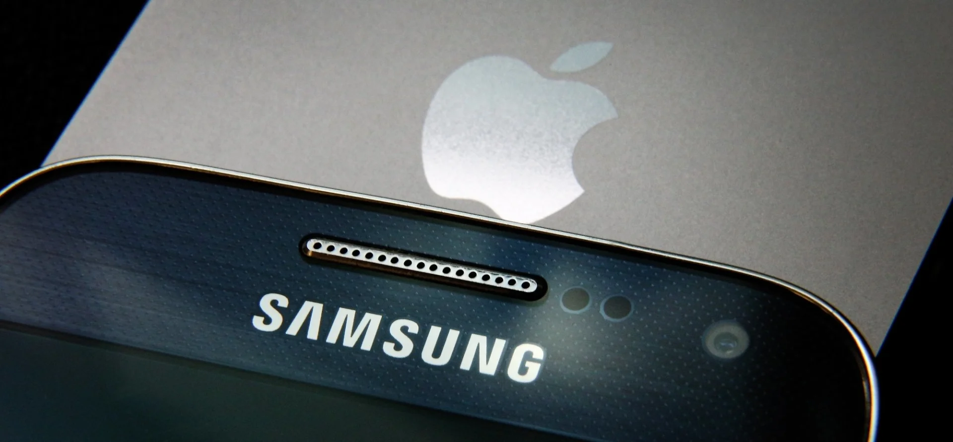 What You Can Learn From How Apple Outmarkets Samsung