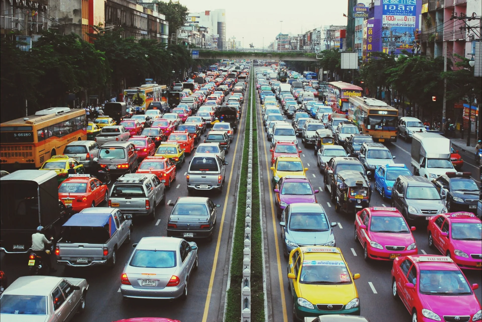 This One Simple Driving Trick Can Clear Traffic Jams From Your Commute