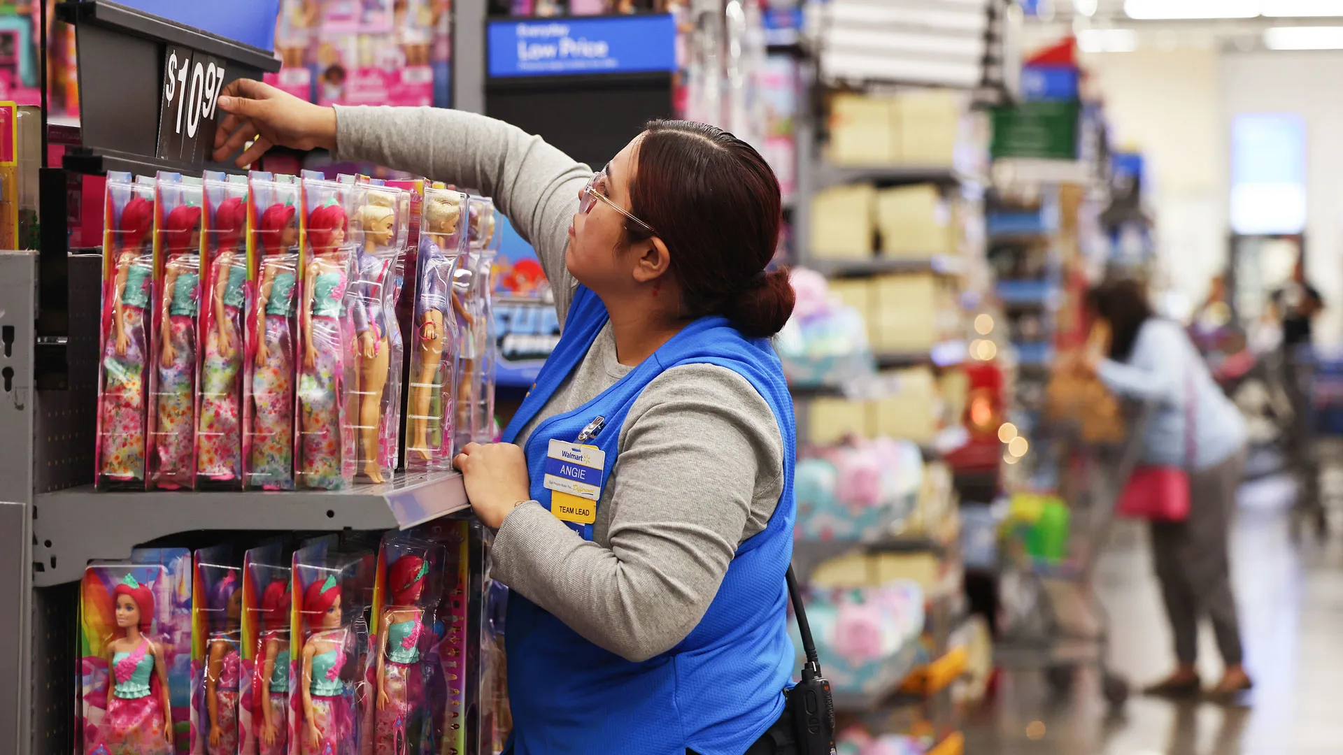 Retailers Offer Targeted Price Cuts as Consumer Spending Slows