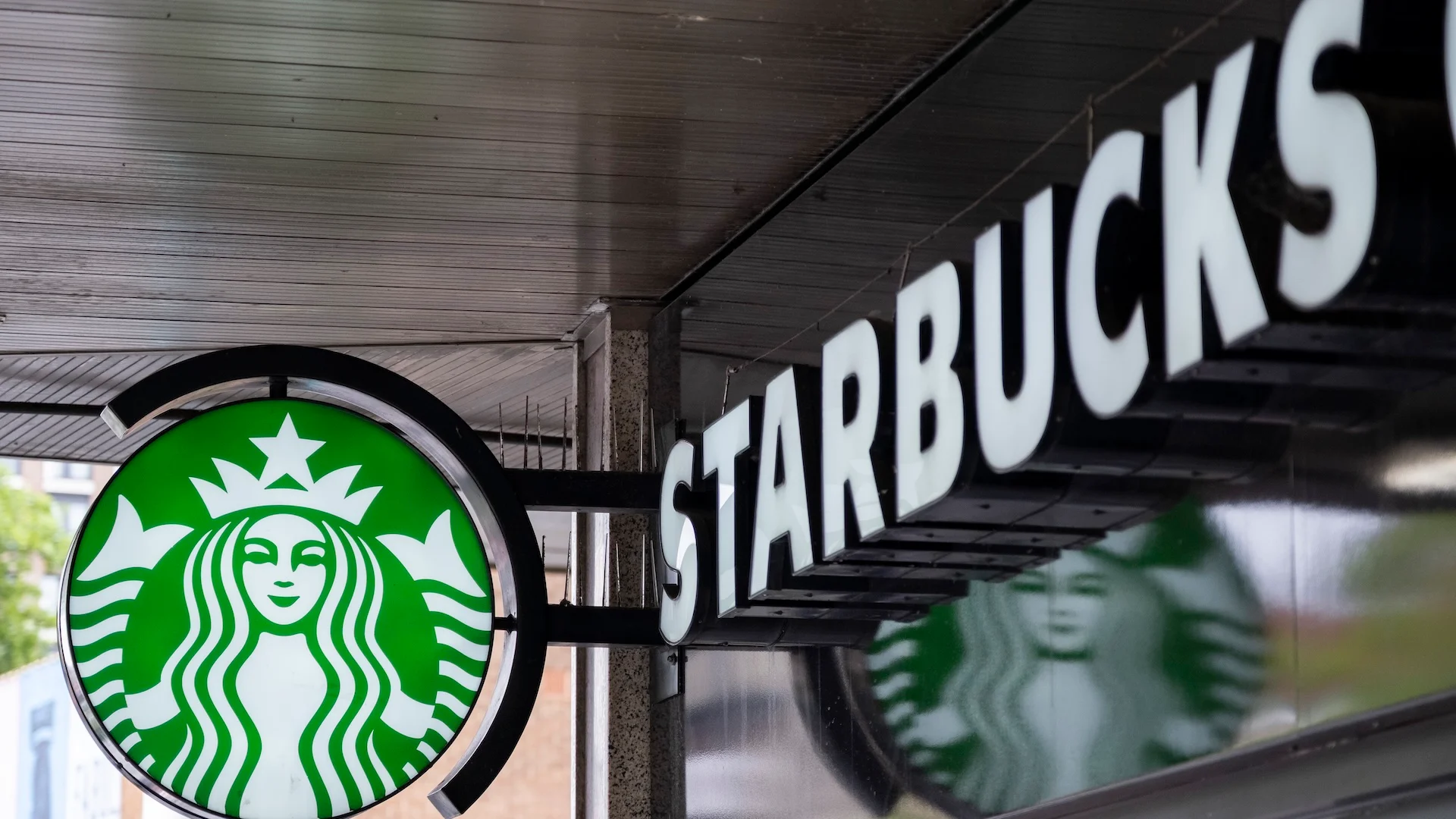 How Starbucks’ Founder Uses the ‘Two Chairs Rule’ to Guide Every ...