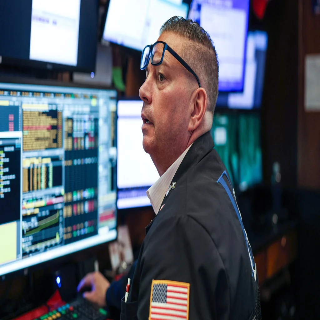 Economic Outlook: Bond Market Warning, Stocks Tank