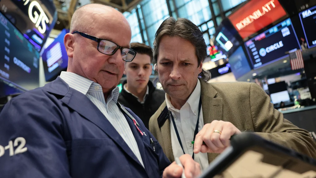 Stock Market Outlook: Chip stocks carry S&P 500, Intel winning